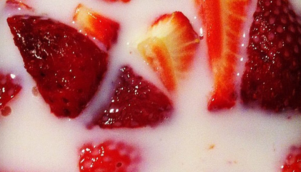 fresas con leche - Clara Ávila
